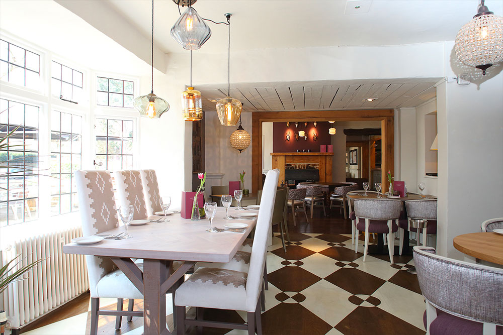 Gallery • See Photos of The Oatlands Chaser, Weybridge